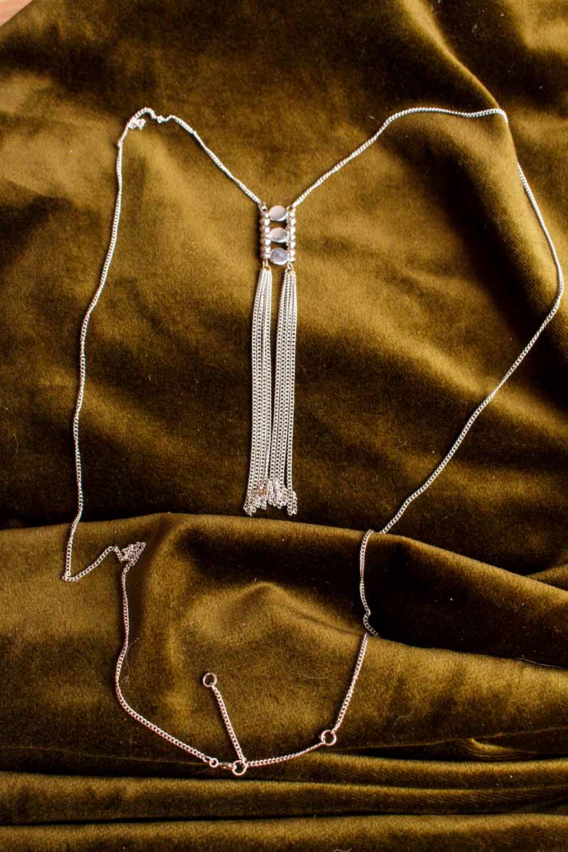 lange dünne Metallkette mit langem Quastenanhänger aus den 70er Jahren ...