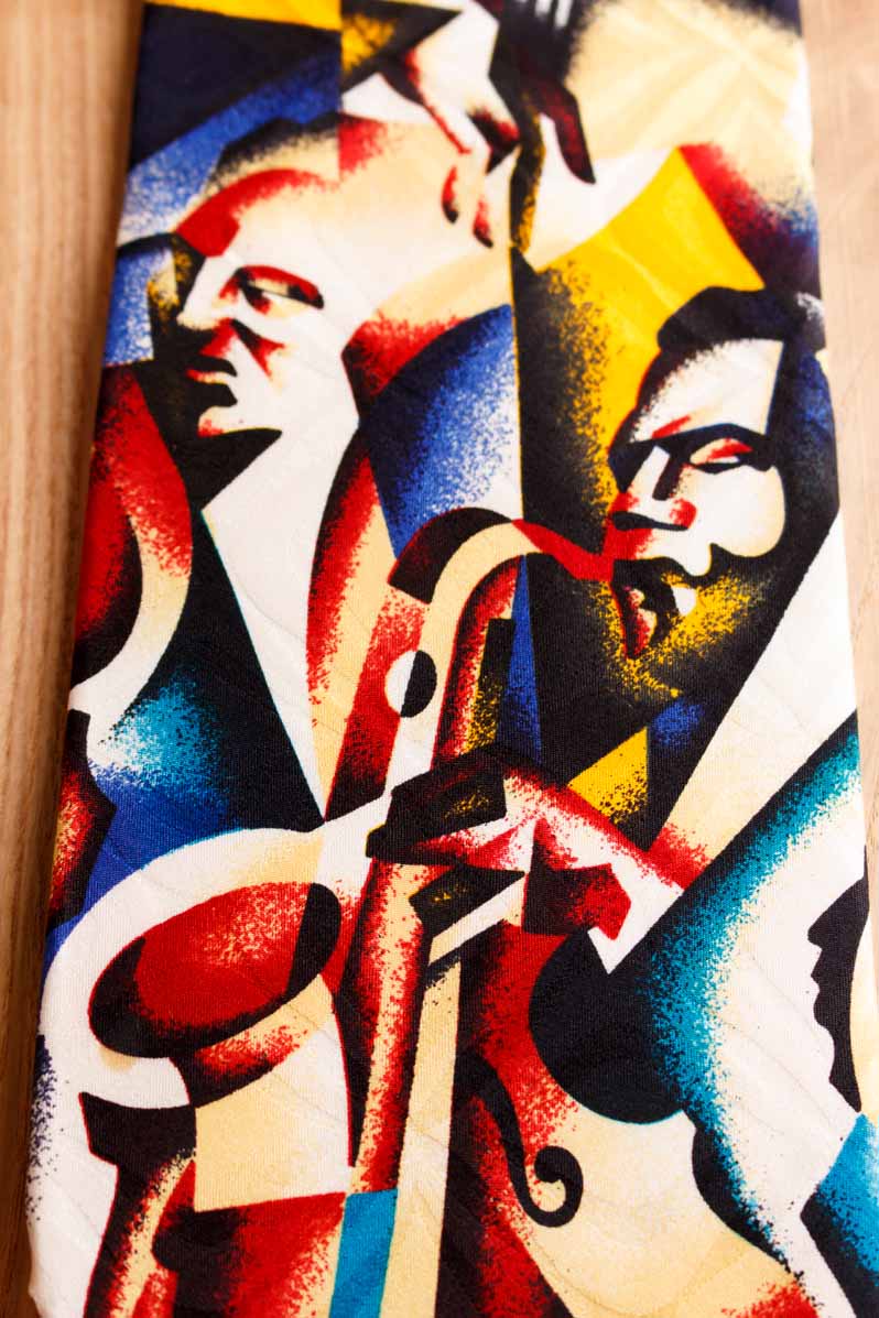 leuchtend bunt gemusterte Krawatte mit kubistischem John Jinks Motiv ...